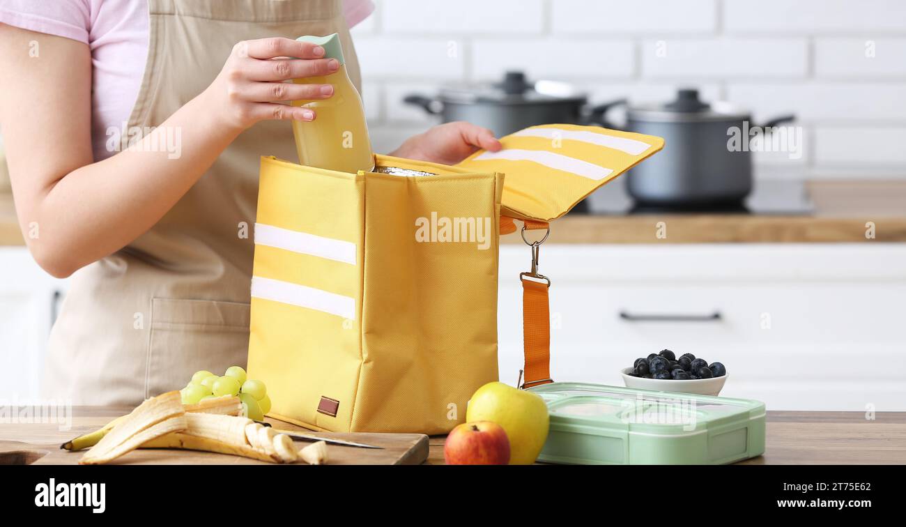 Girl packing lunch school hi-res stock photography and images - Alamy