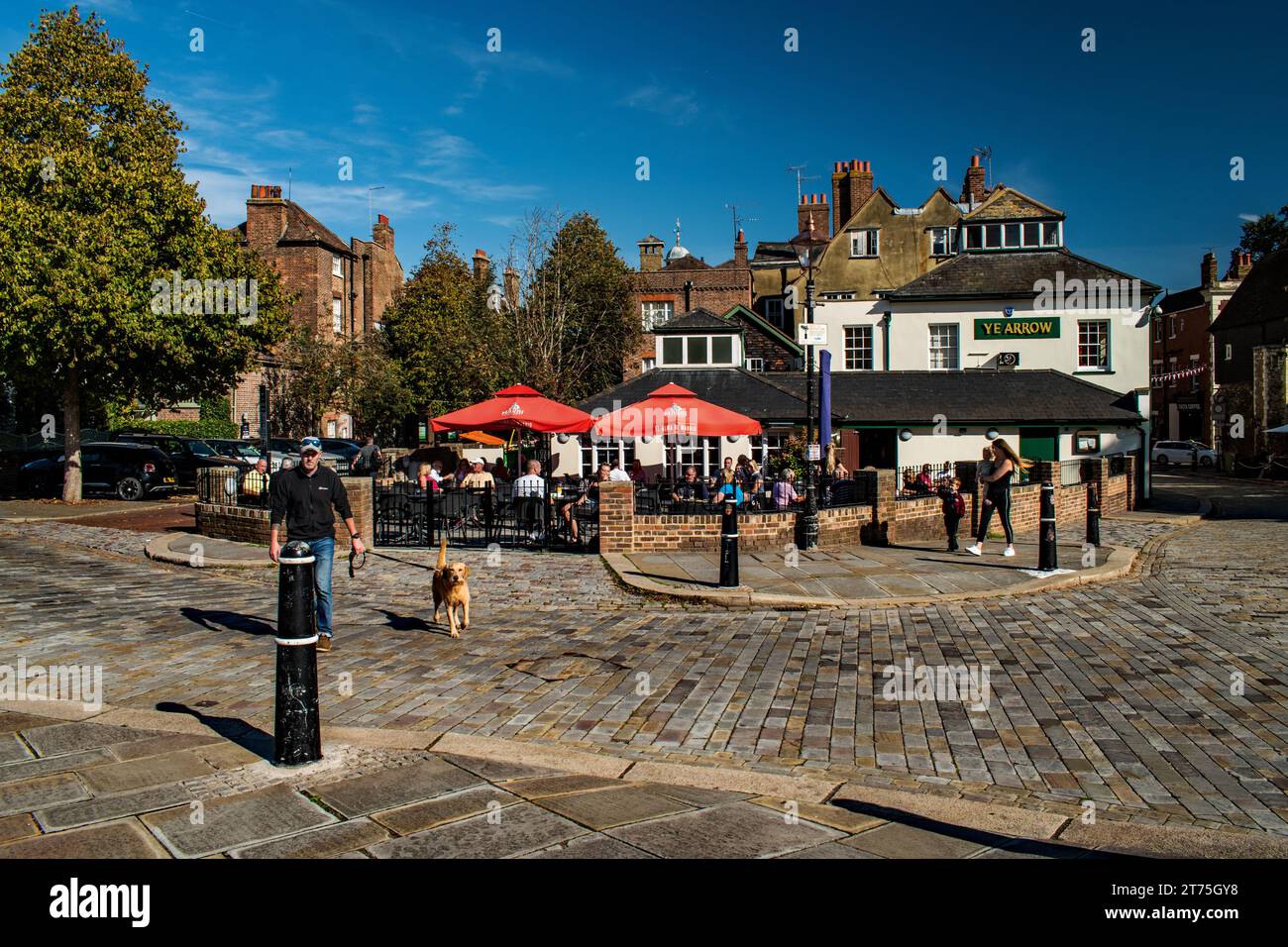 YE ARROW. Pub & Restaurant, Rochester, Kent. UK Stock Photo - Alamy