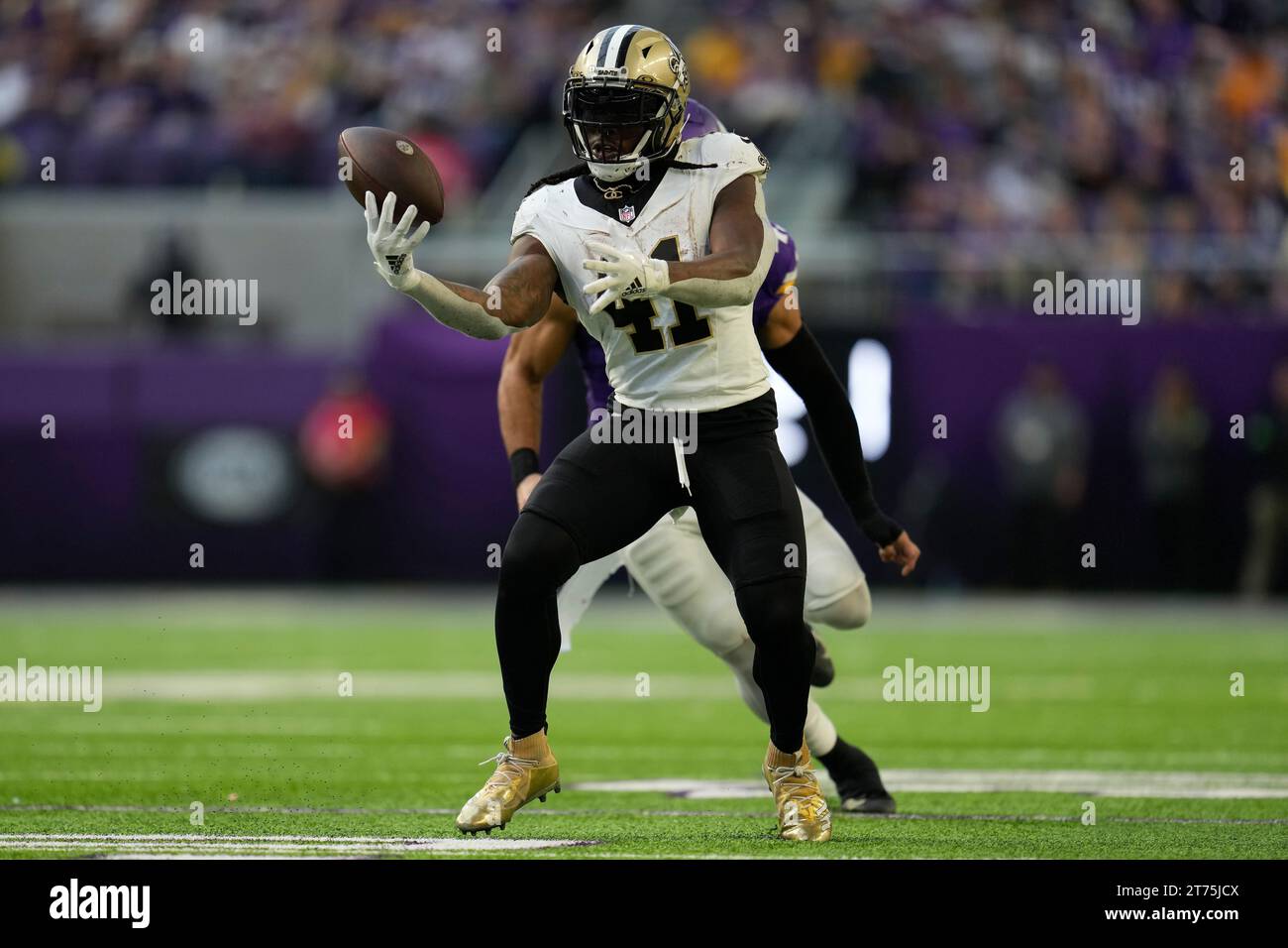New Orleans Saints running back Alvin Kamara (41) catches a pass as ...