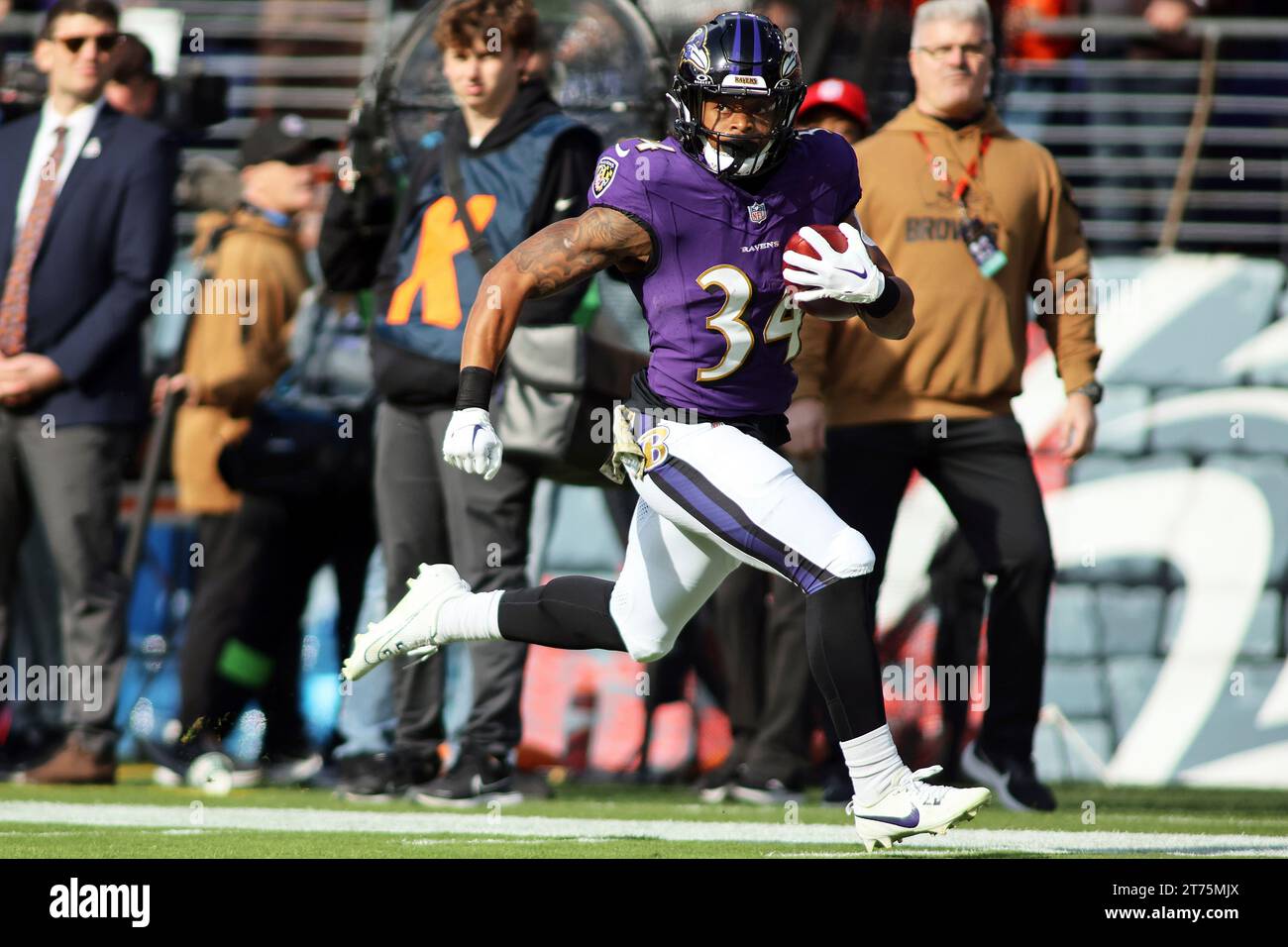 Baltimore Ravens running back Keaton Mitchell (34) runs during an NFL ...