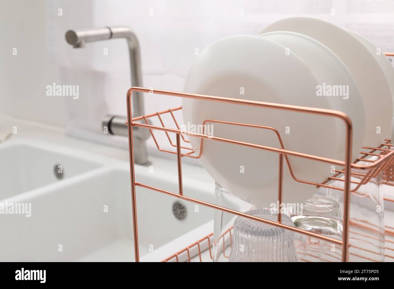 Kitchen sink plates drying hi-res stock photography and images - Alamy