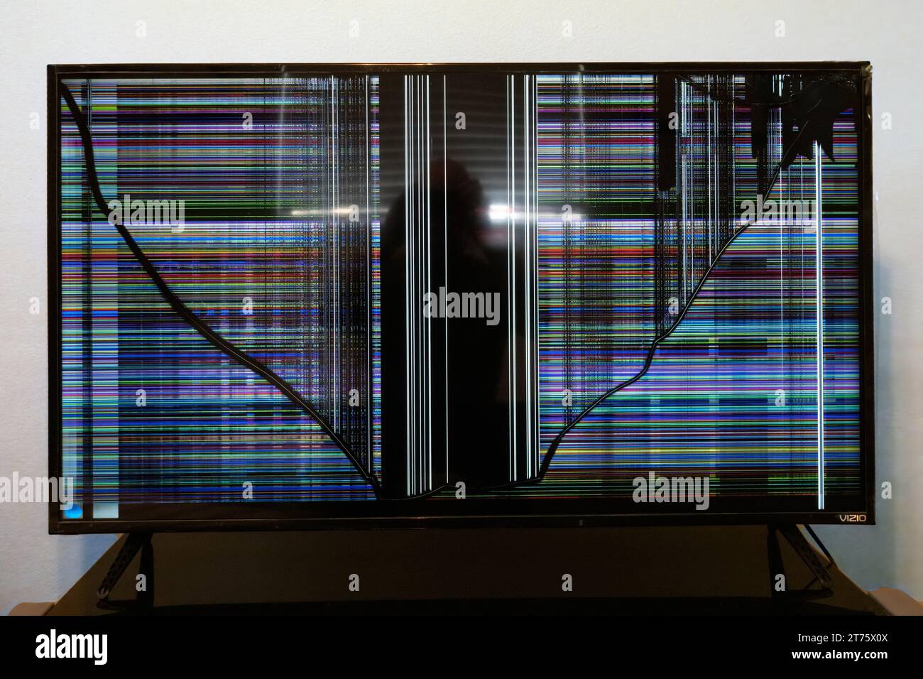 Cracked glass of broken LCD TV display screen Stock Photo - Alamy
