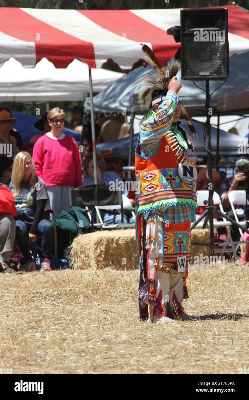 Native american gourd dance hi-res stock photography and images - Alamy