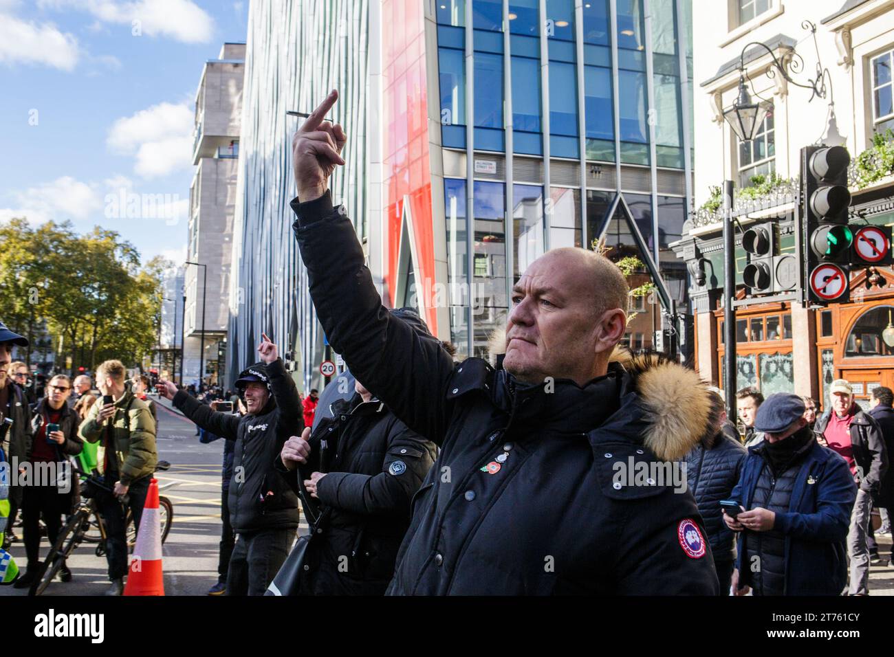 LONDON/UK 11 NOV 2023. Far right protestors confronting pro-Palestine ...