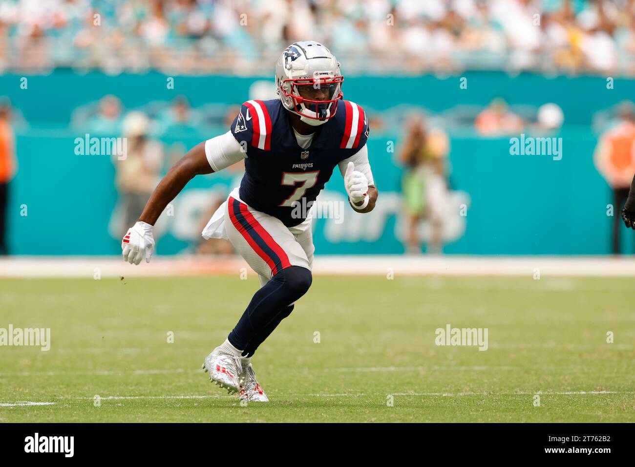 New England Patriots wide receiver JuJu Smith-Schuster (7) runs a pass ...