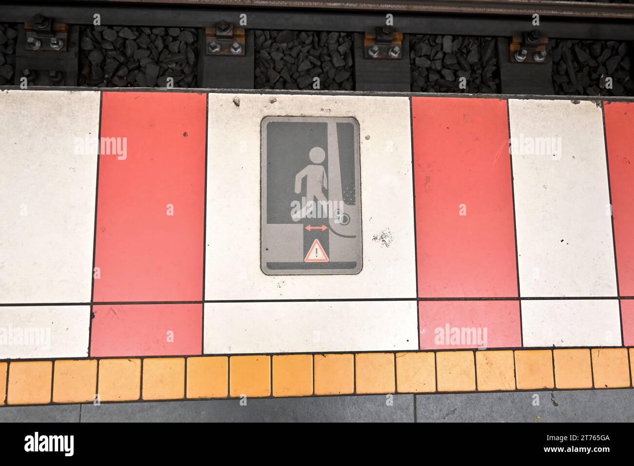 Brussels Metro (Métro de Bruxelles) mind the gap platform warning sign ...