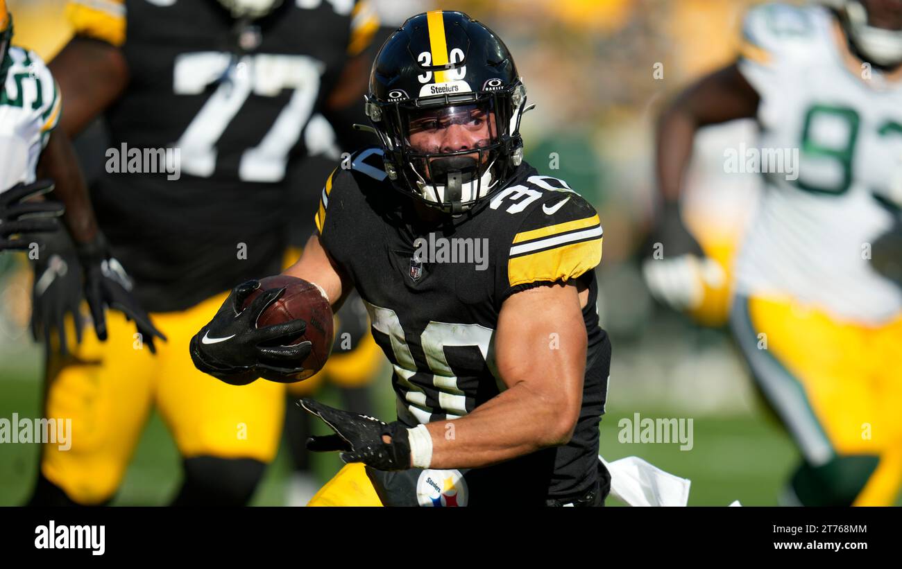 Pittsburgh Steelers running back Jaylen Warren (30) carries the ball in ...