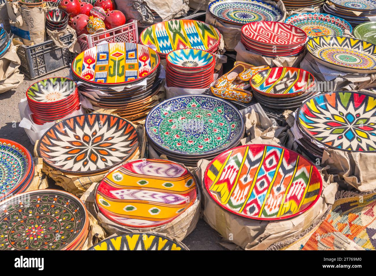 Colorful plates and pots at Chorsu bazaar, Tashkent, Uzbekistan ...