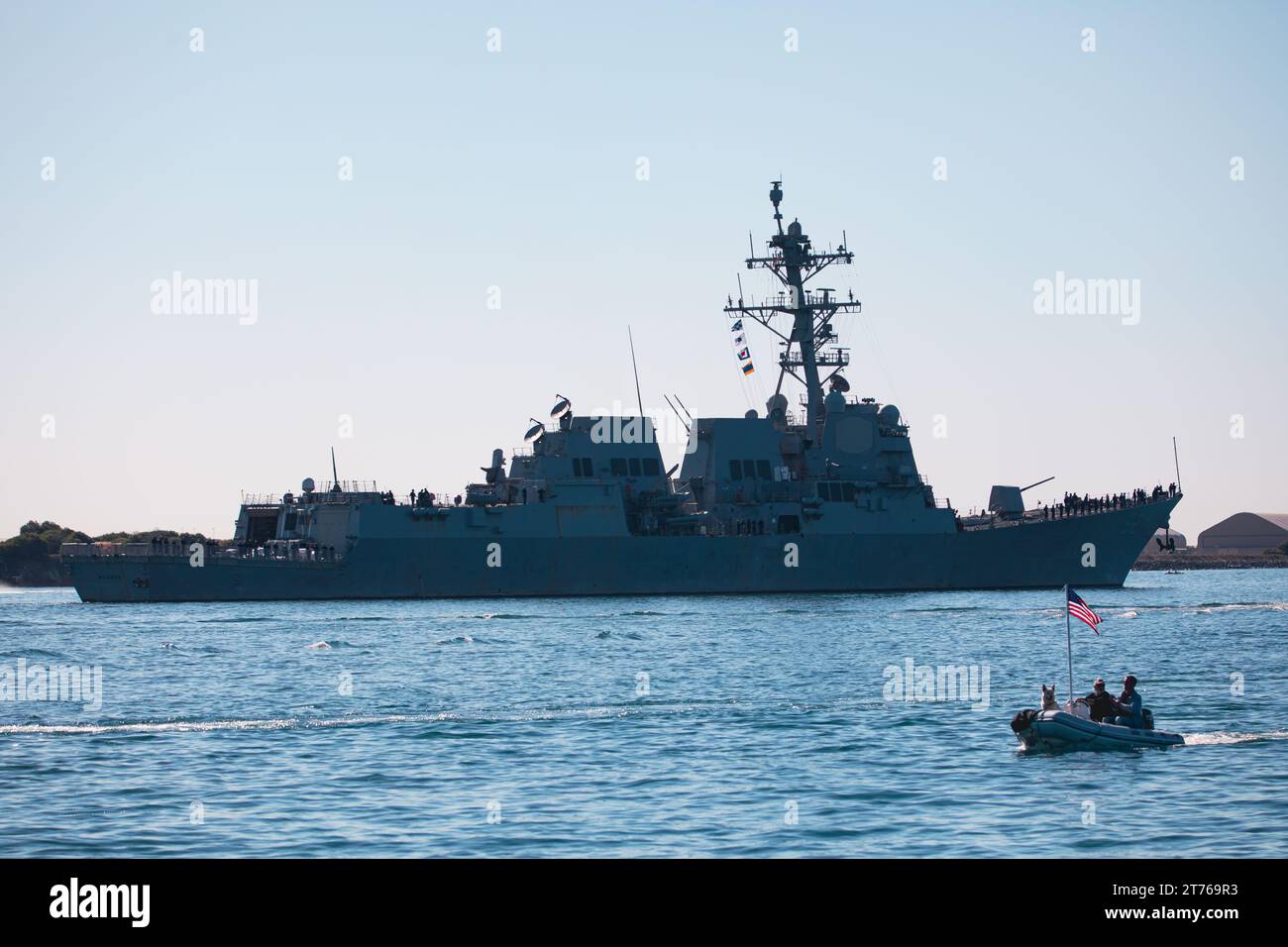 The Arleigh Burke-class guided-missile destroyer USS Momsen (DDG 92 ...