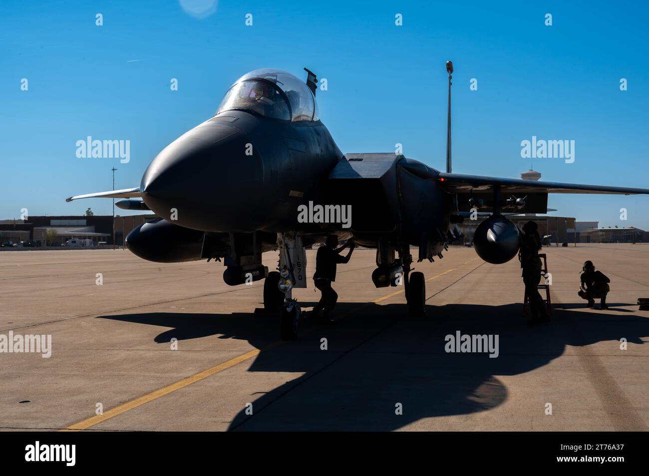 Crew Chiefs assigned to the 4th Fighter Wing prep an F-15E Strike Eagle ...