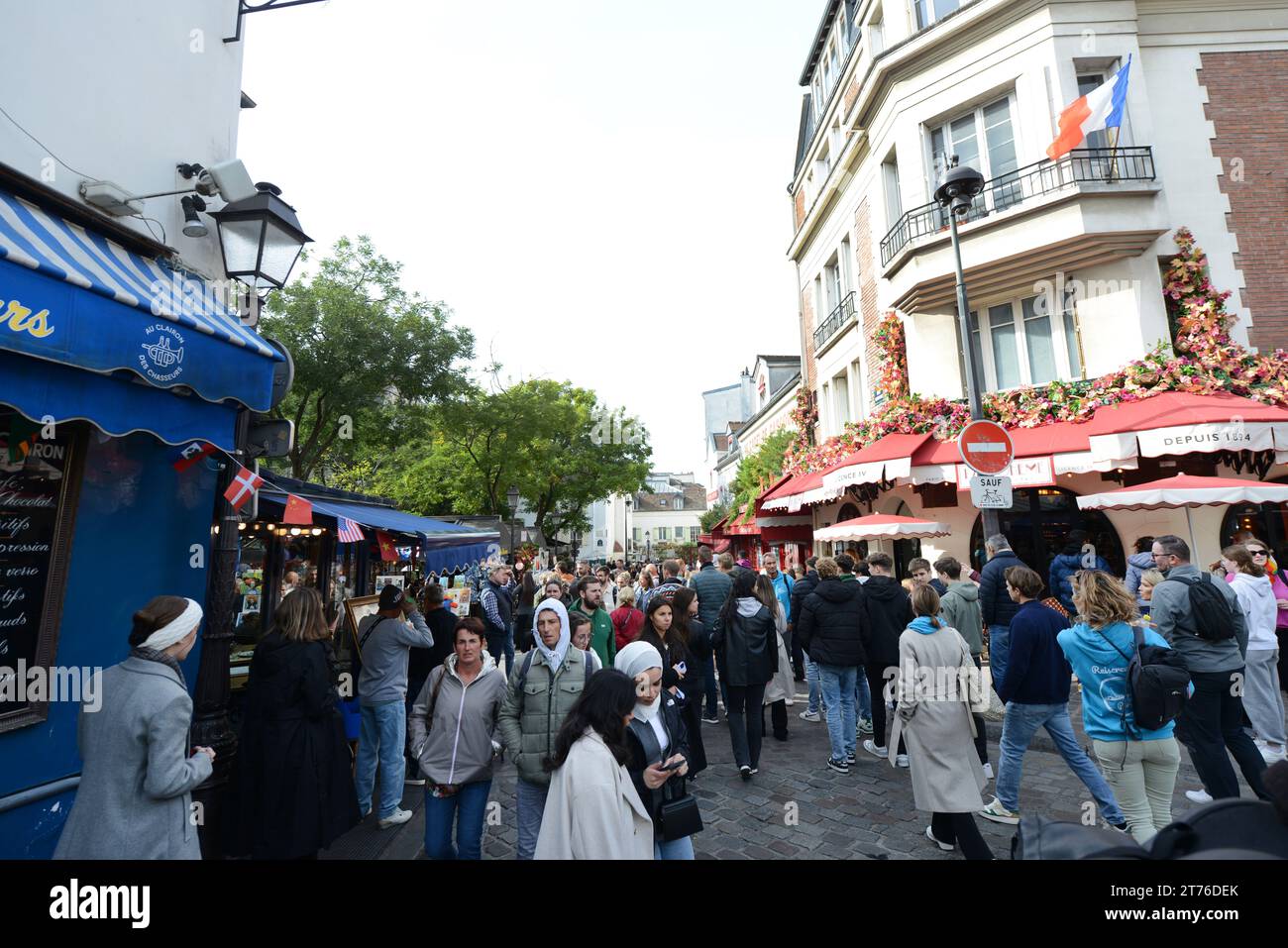 Crowded paris street hi-res stock photography and images - Alamy