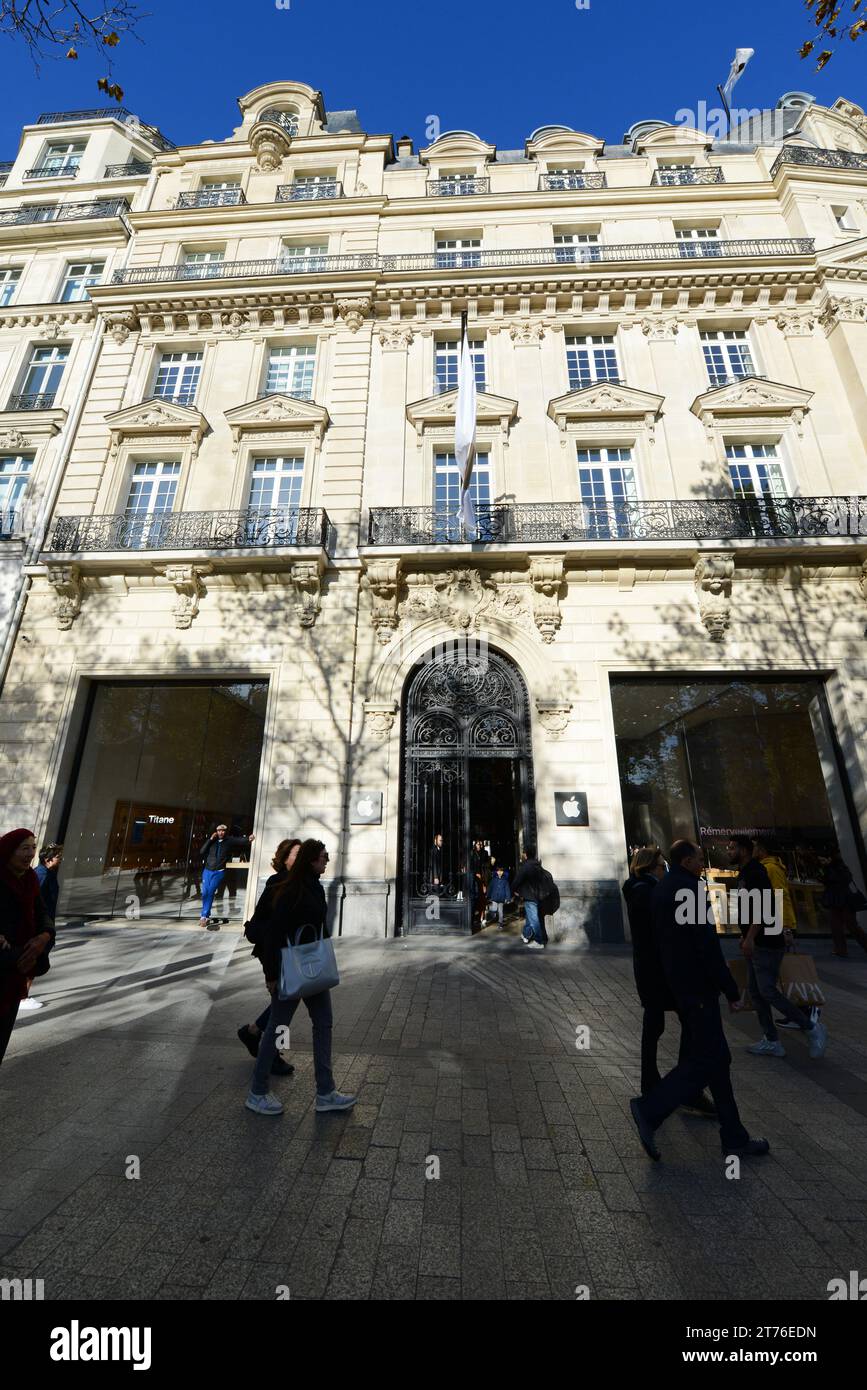 The Apple computer shop on Avenue des Champs-Élysées in the 8th ...