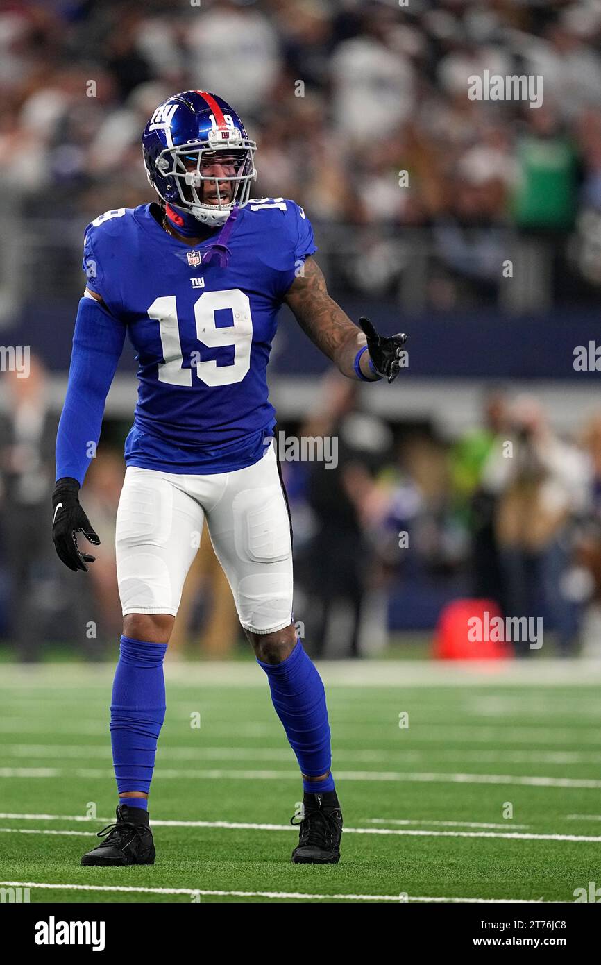 New York Giants safety Isaiah Simmons lines up against the Dallas ...