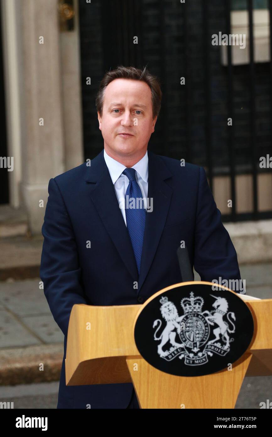David Cameron outside Number 10 Downing Street with wife Samantha and ...