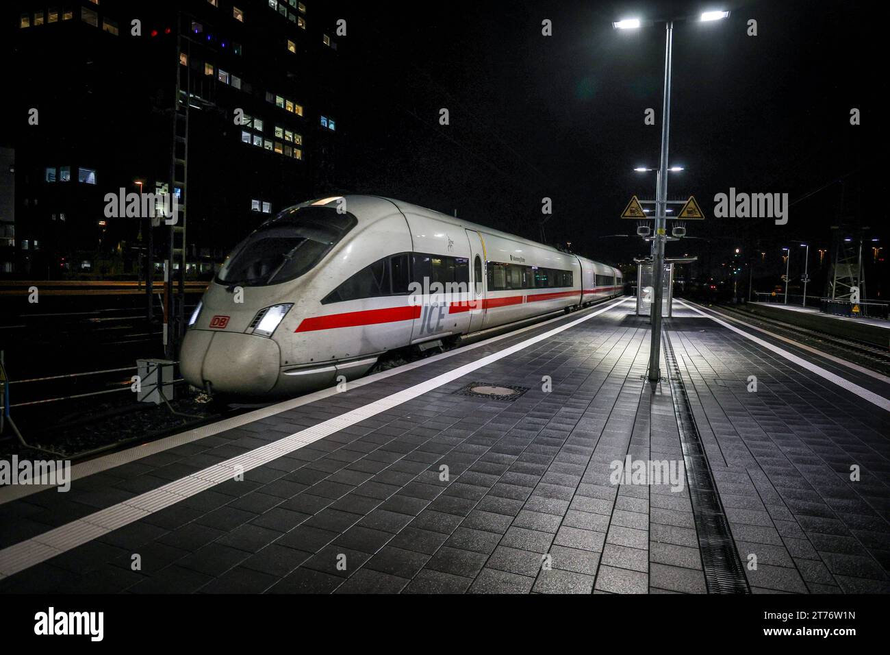 Dortmund Hauptbahnhof - Intercity Express Zug ICE der Deutschen Bahn ...