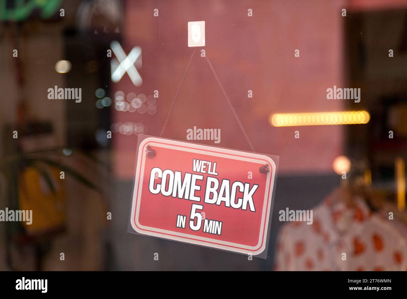 Red closed sign with written in it: "We'll come back in 5 min Stock ...