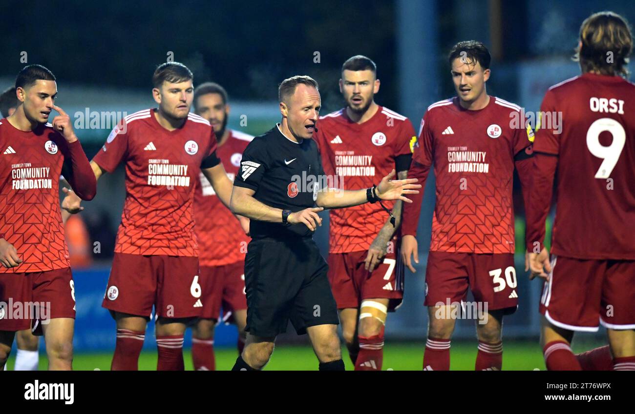David rock referee action hi-res stock photography and images - Alamy