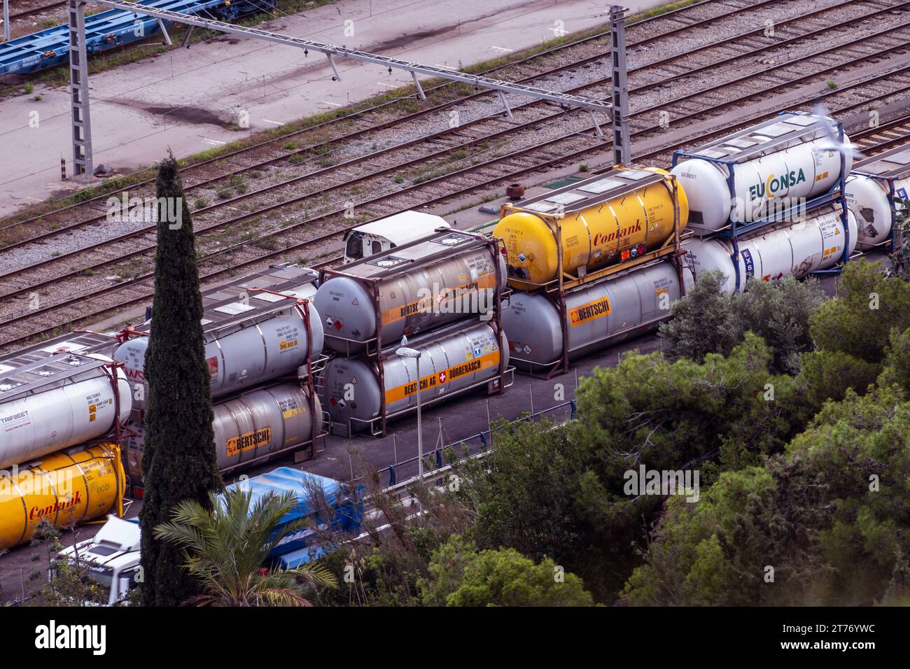 Cylindrical containers for transporting chemical liquids by railroad ...