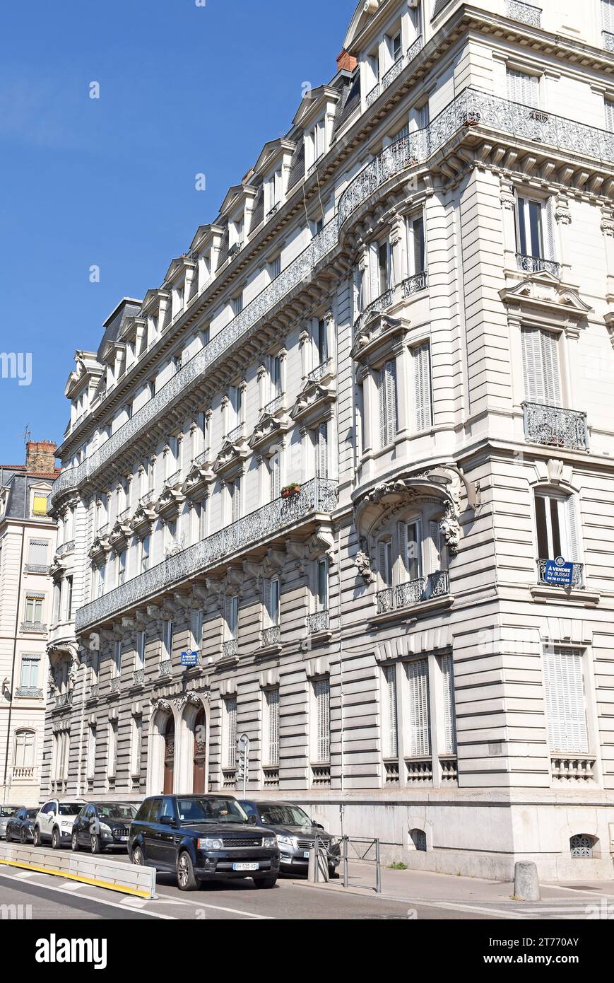An elegant, grand apartment building on the Quai du Maréchal Joffre ...