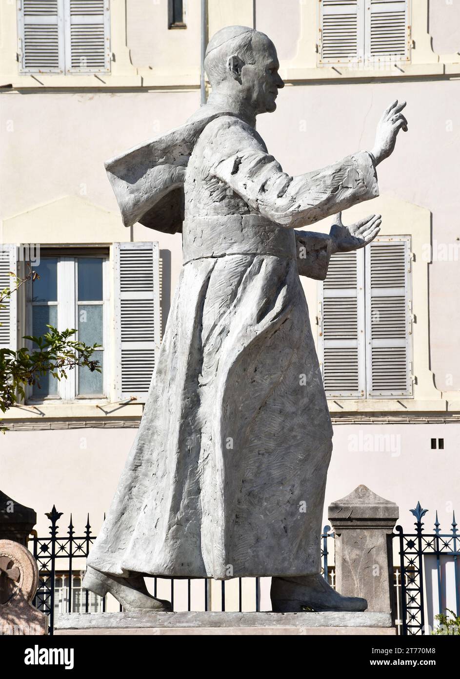 Statue of Pope John-Paul II, sculptor Elisabeth Cibot, 3m high ...