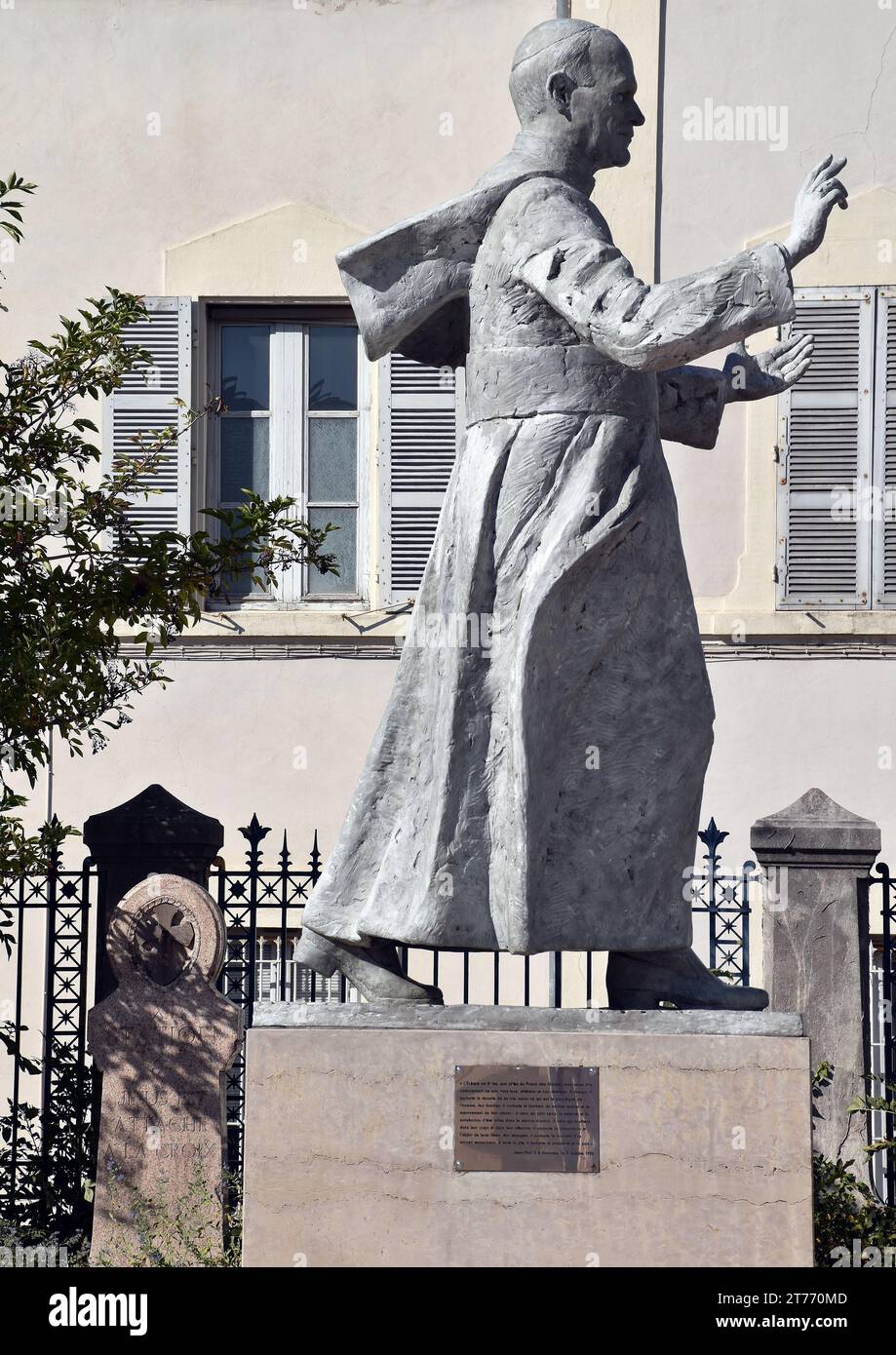 Statue of Pope John-Paul II, sculptor Elisabeth Cibot, 3m high ...