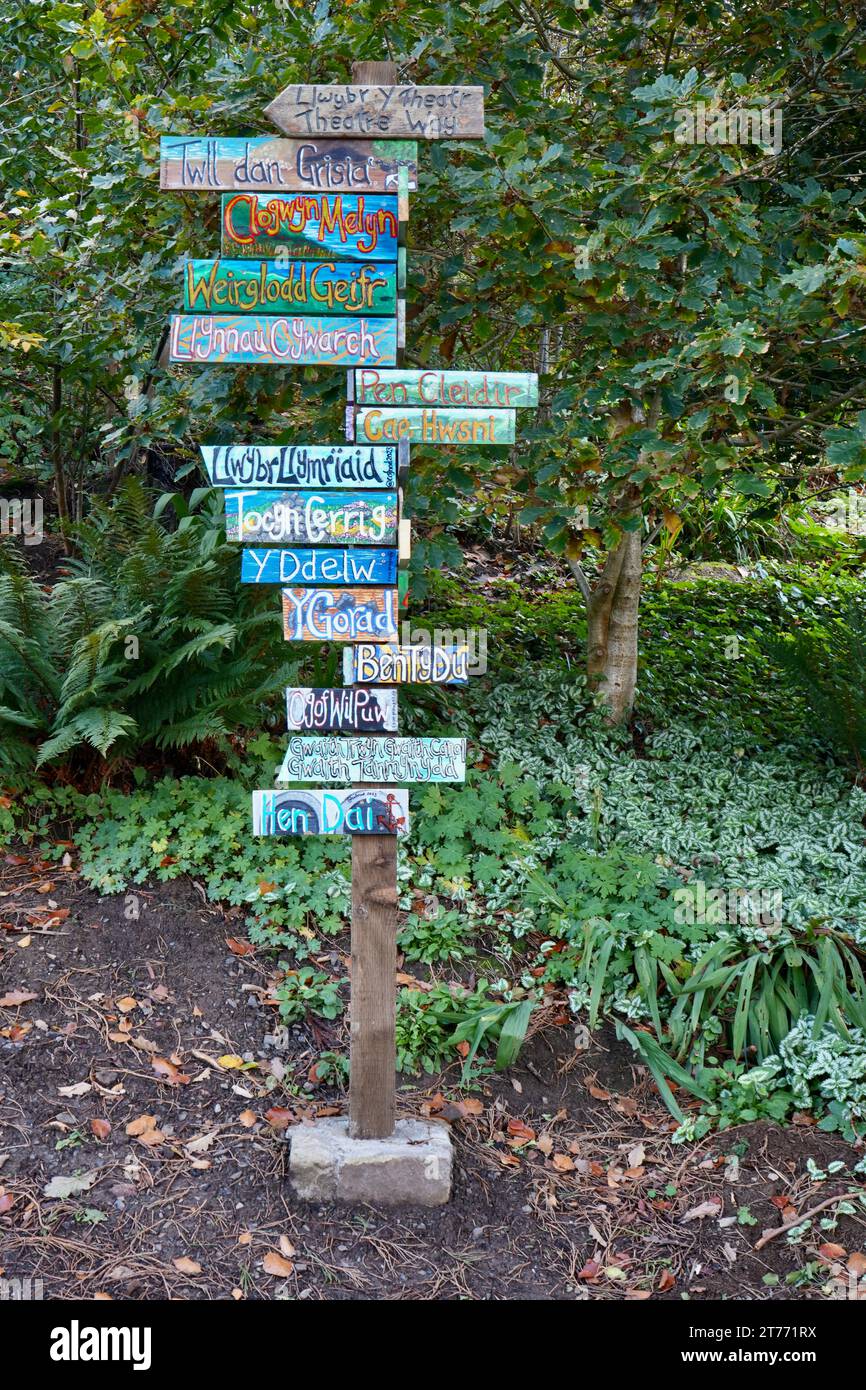 Multi direction sign hi-res stock photography and images - Alamy