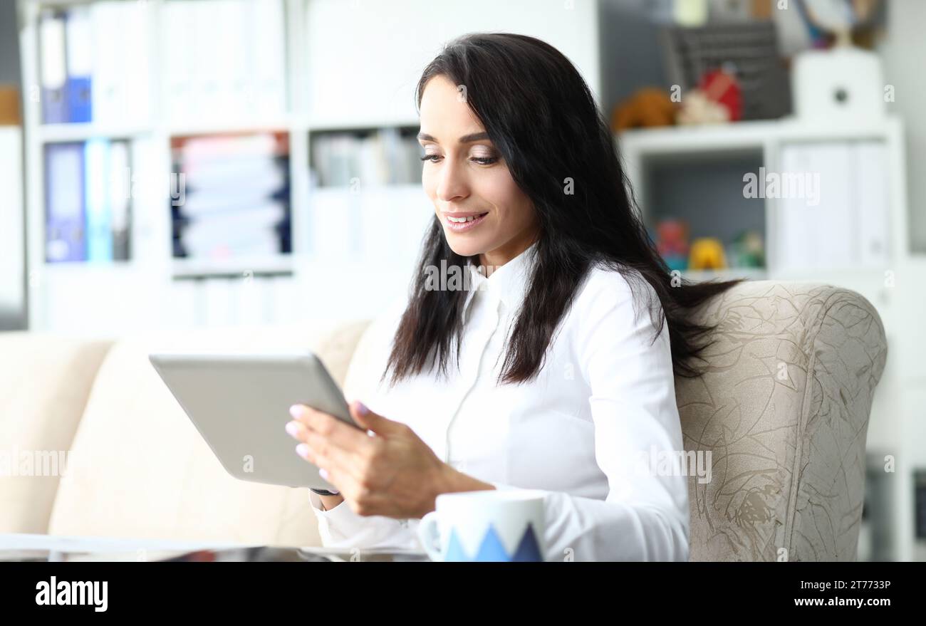 Millennial sit hi-res stock photography and images - Alamy