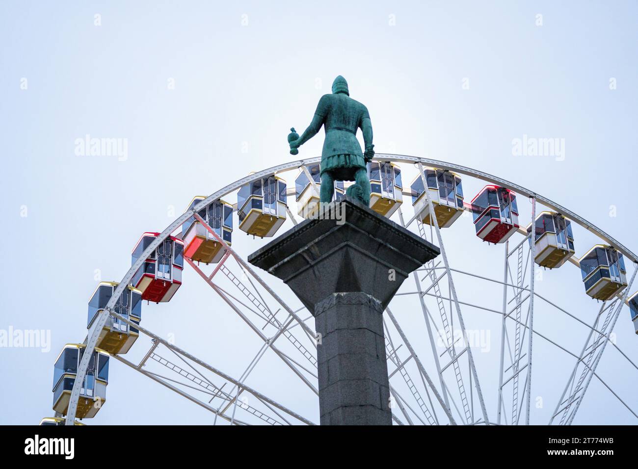 Trondheim 20231103.The Olav Tryggvason monument and Ferris wheel at the ...