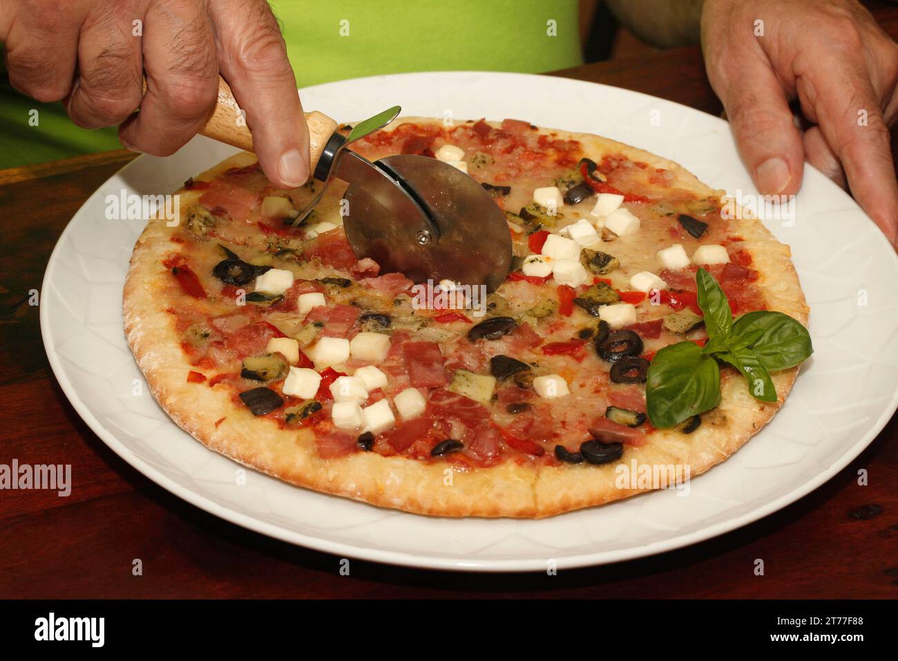 Cutting a pizza Stock Photo - Alamy