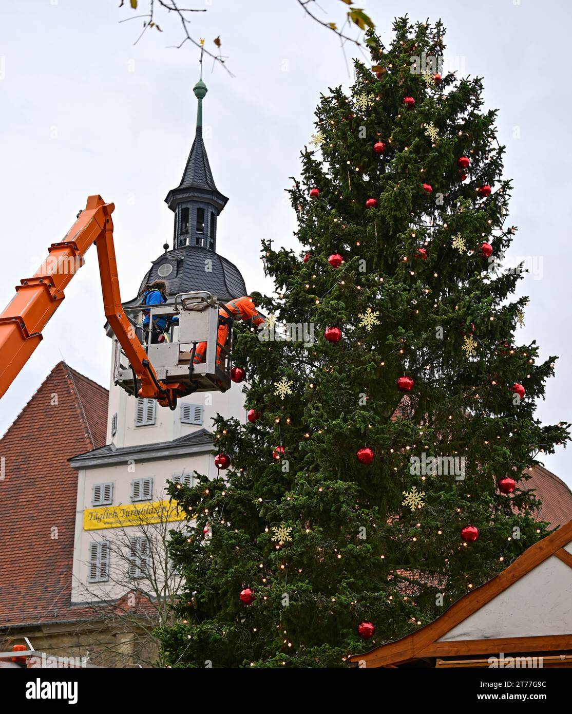 Jena, Germany. 14th Nov, 2023. The Christmas tree on Jena's market ...