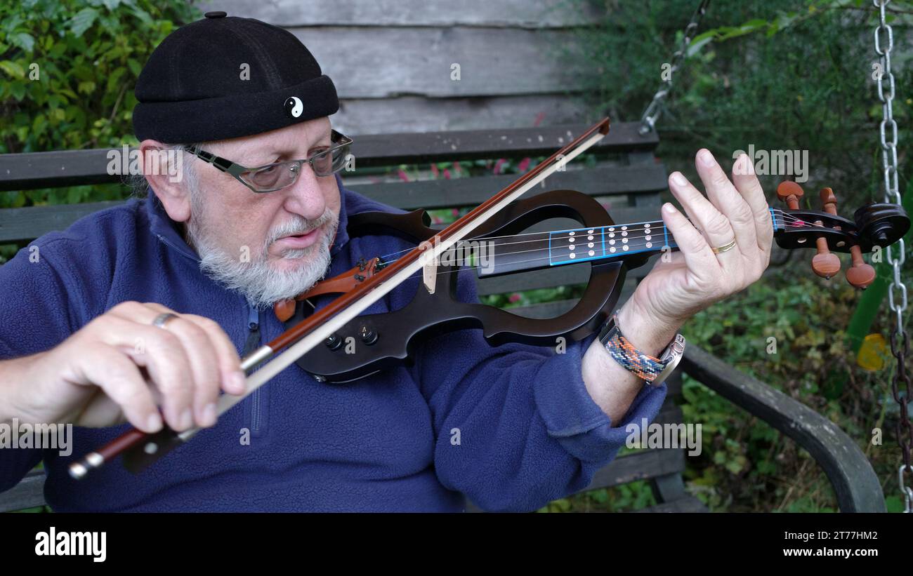 Violin player man with hat hi-res stock photography and images - Alamy