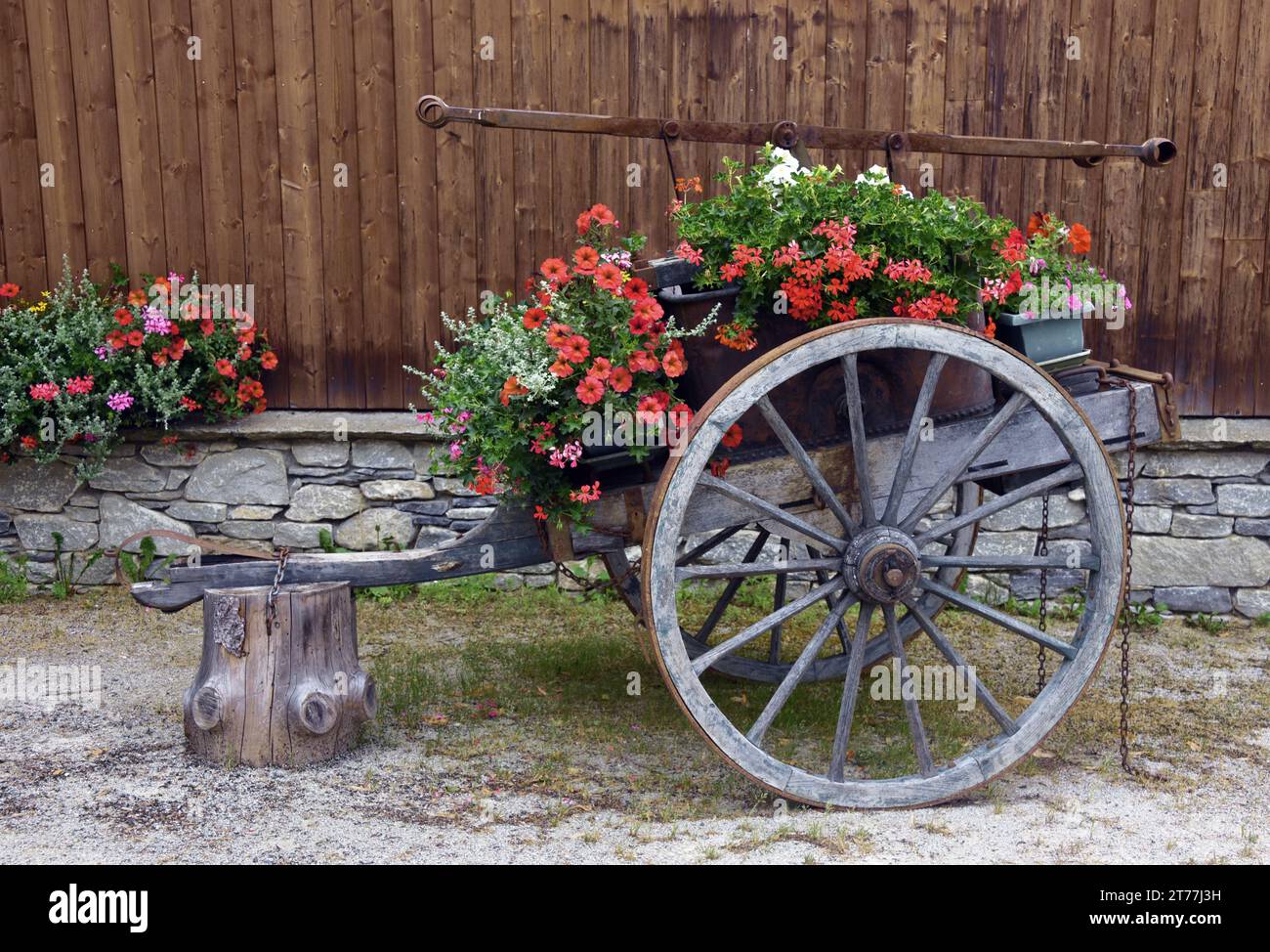 Old wheeled barrow hi-res stock photography and images - Alamy
