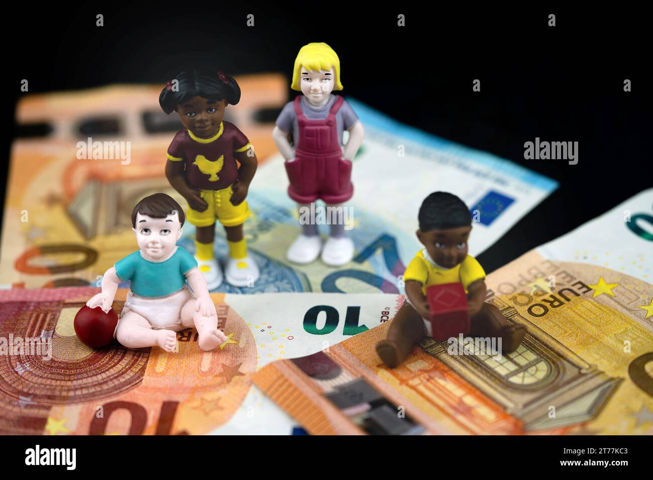 families receive financial support, child benefit, symbolic image Stock ...