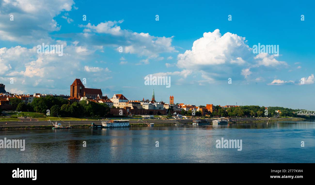04-07-2022: View of Old City of Torun. Vistula (Wisla) river against ...