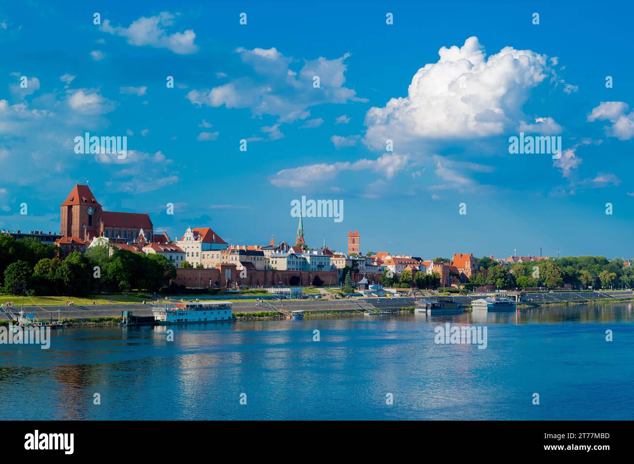 04-07-2022: View of Old City of Torun. Vistula (Wisla) river against ...