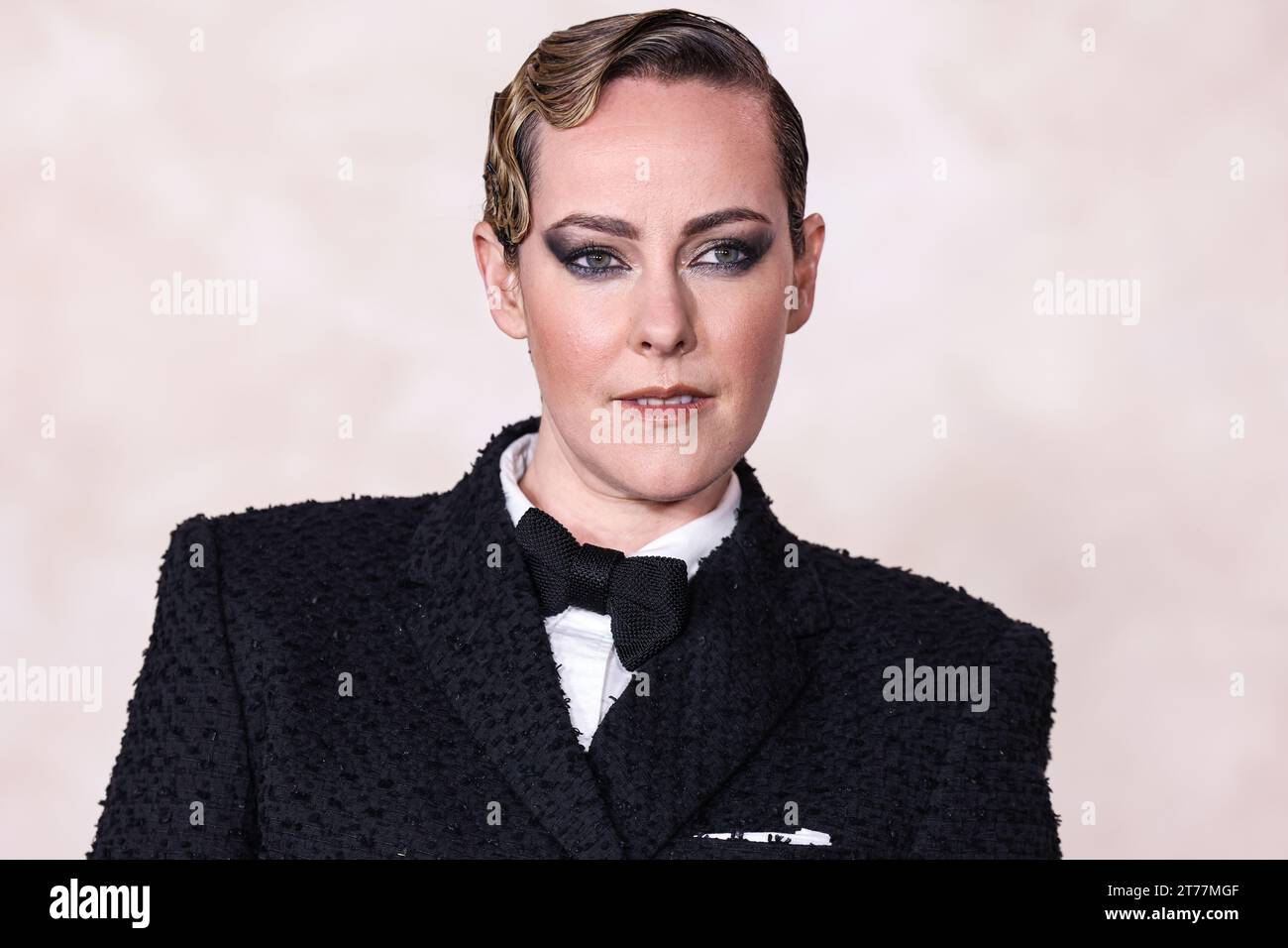 Verbeugende begleiter -Fotos und -Bildmaterial in hoher Auflösung – Alamy