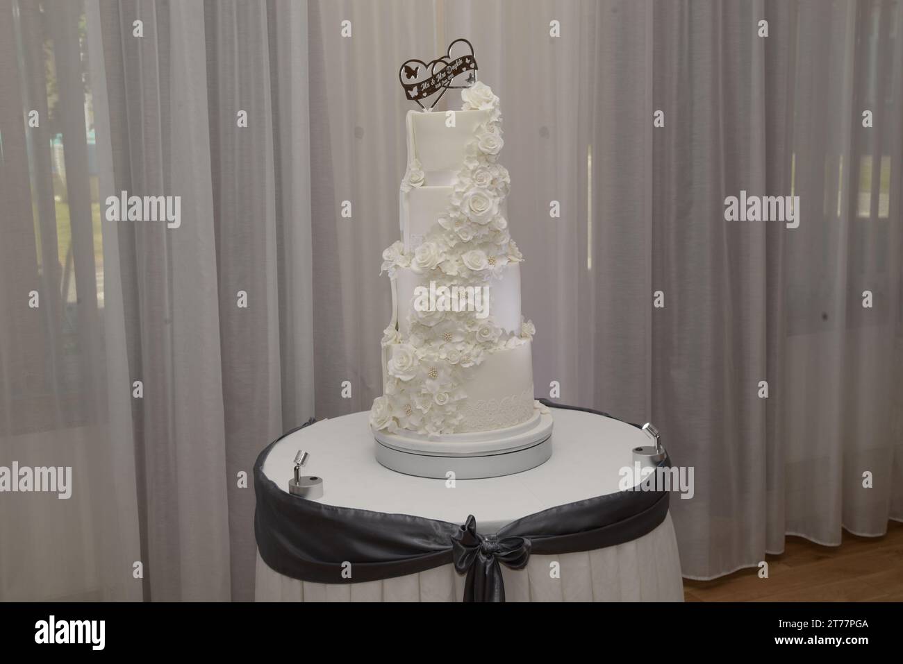 Tall cake hi-res stock photography and images - Alamy