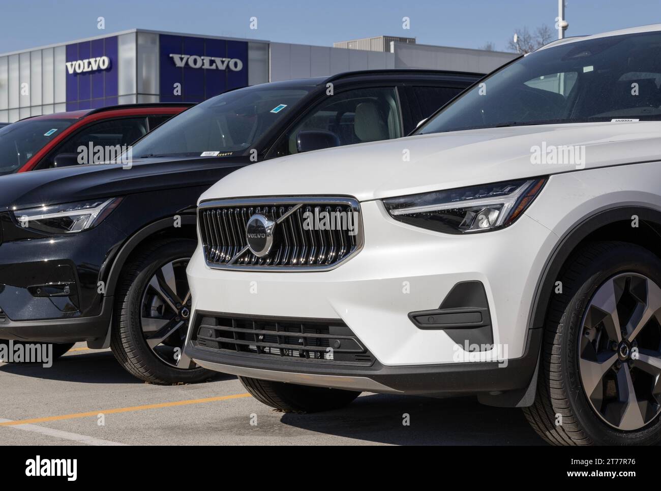 Indianapolis - November 12, 2023: Volvo XC40 mild Hybrid display at a ...