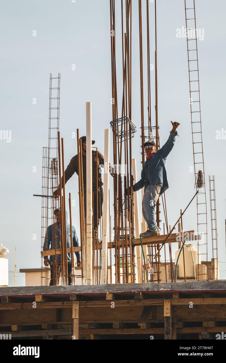 Construction workers building mexico hi-res stock photography and ...