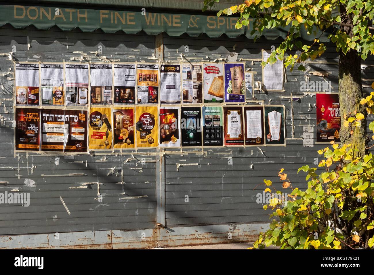 Posters on wall room hi-res stock photography and images - Alamy