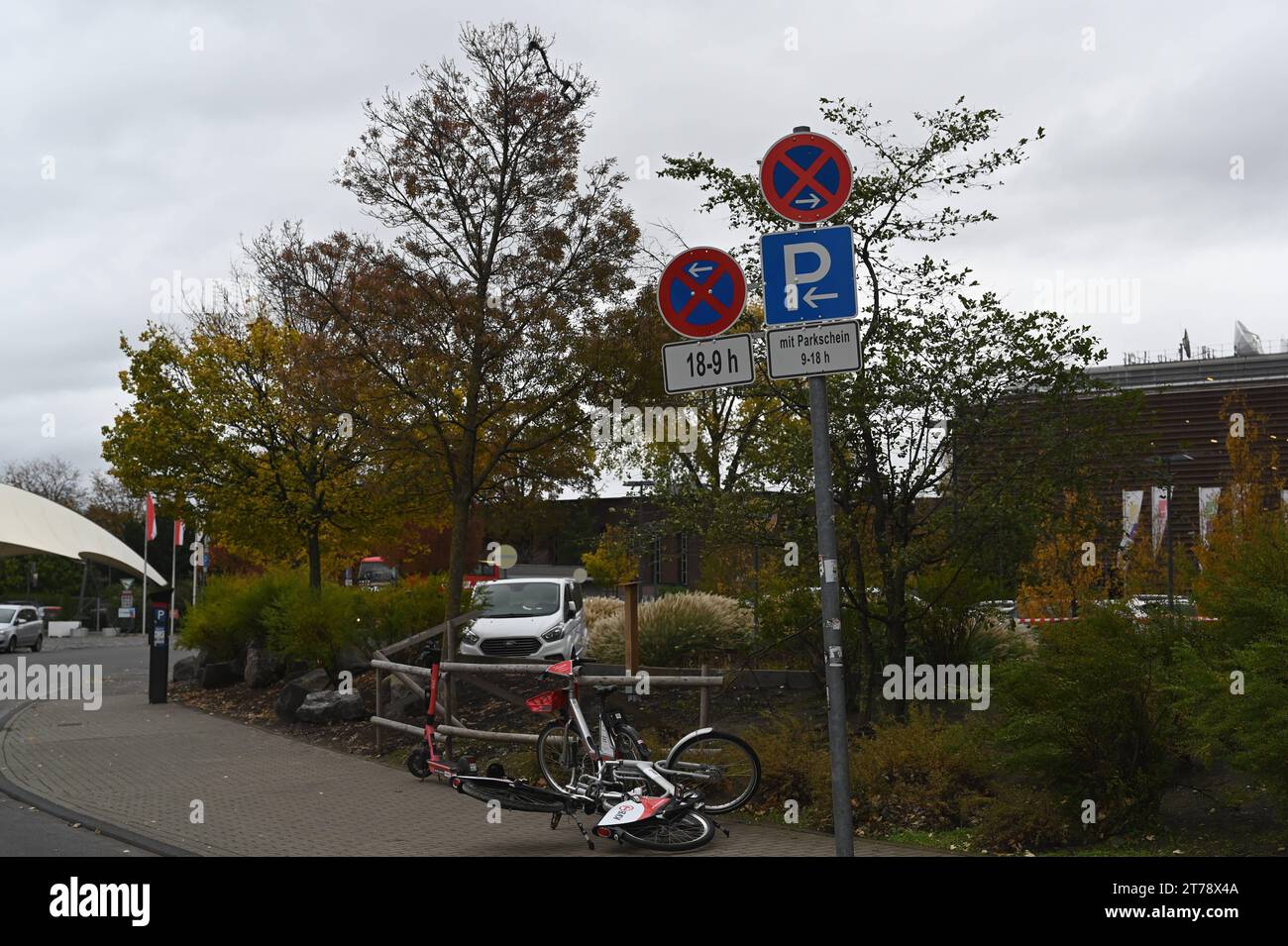 Verkehrsschilder Halteverbot von 18 - 9 Uhr und Parkplatz mit ...