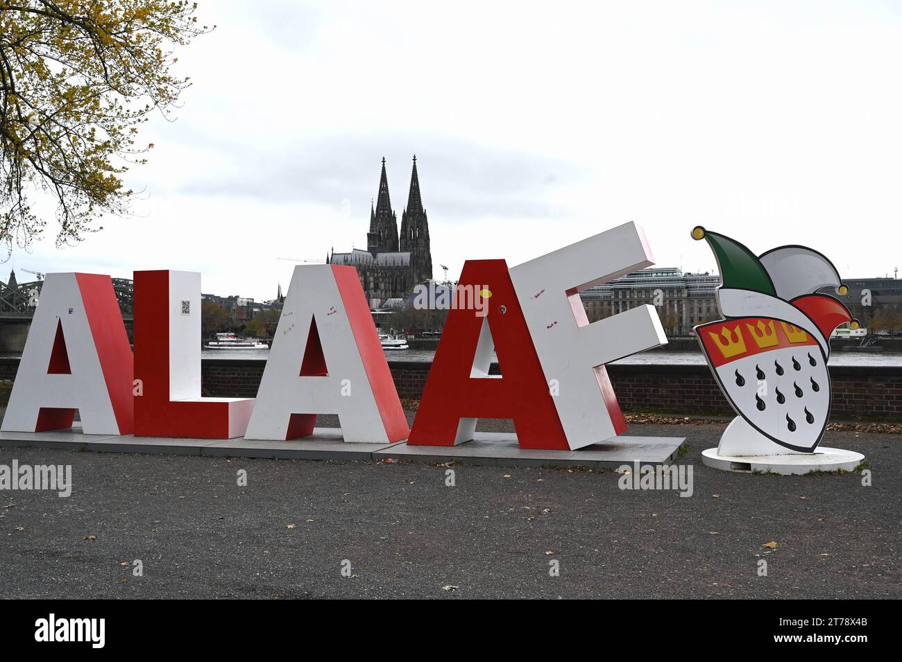 Der zwei Meter großer Alaaf Schriftzug steht an Rheinufer vor dem Rhein ...