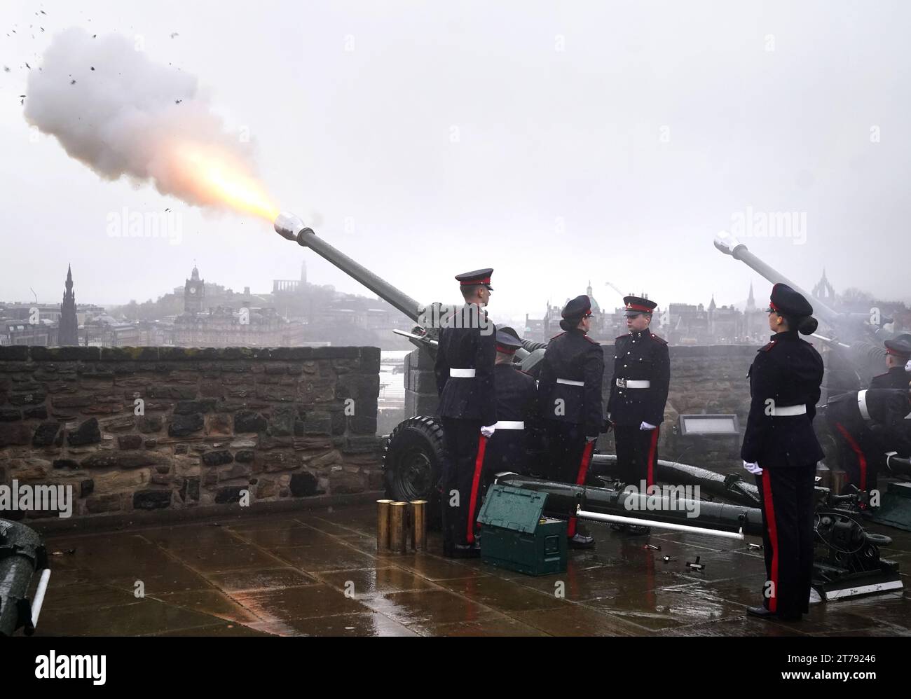16 Regiment Royal Artillery fire a 21 Gun salute at Edinburgh Castle to ...