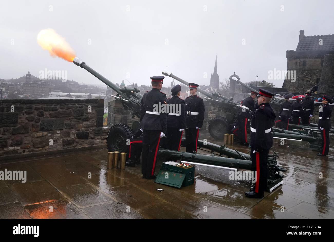 16 Regiment Royal Artillery fire a 21 Gun salute at Edinburgh Castle to ...