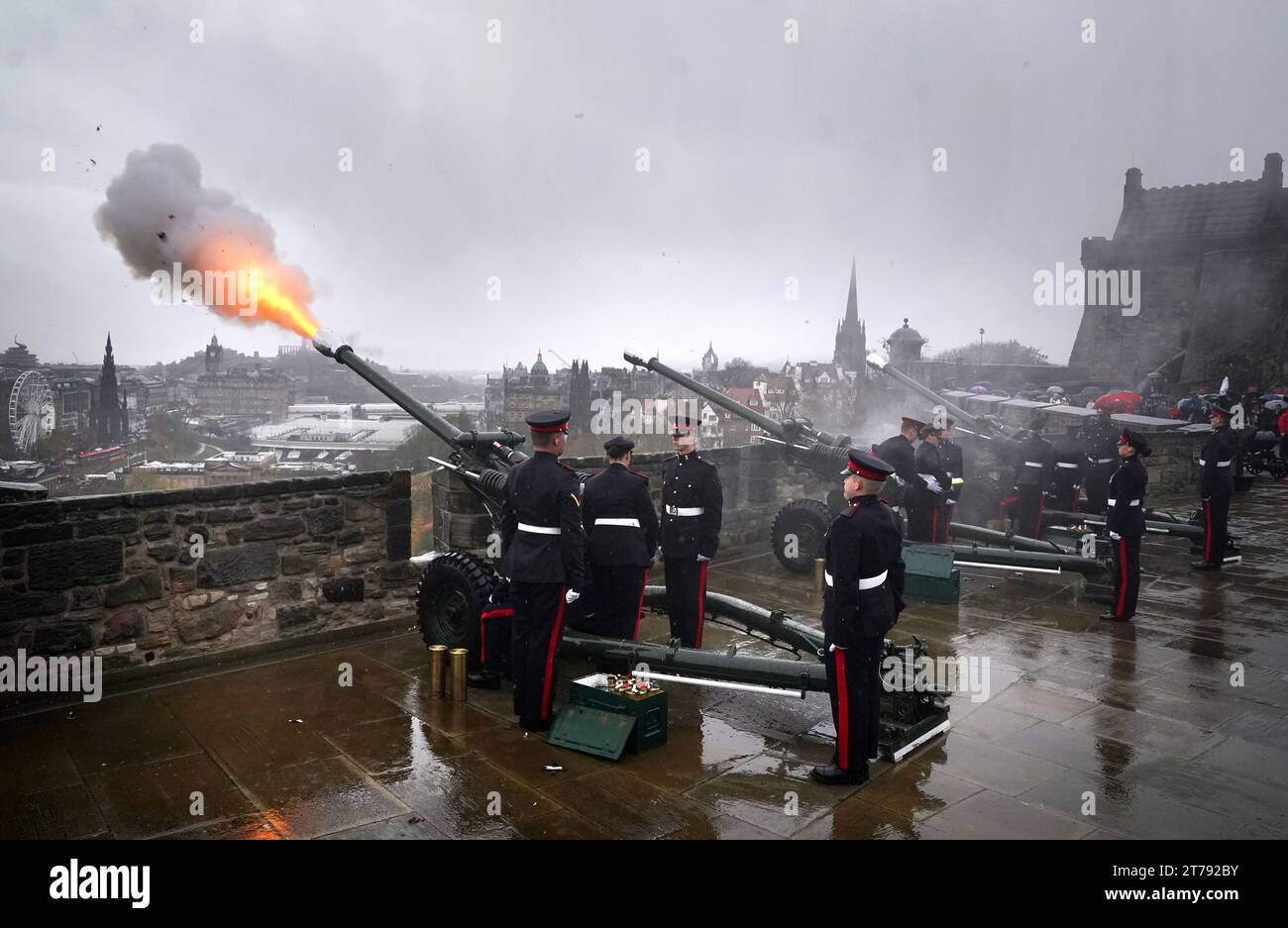 16 Regiment Royal Artillery fire a 21 Gun salute at Edinburgh Castle to ...