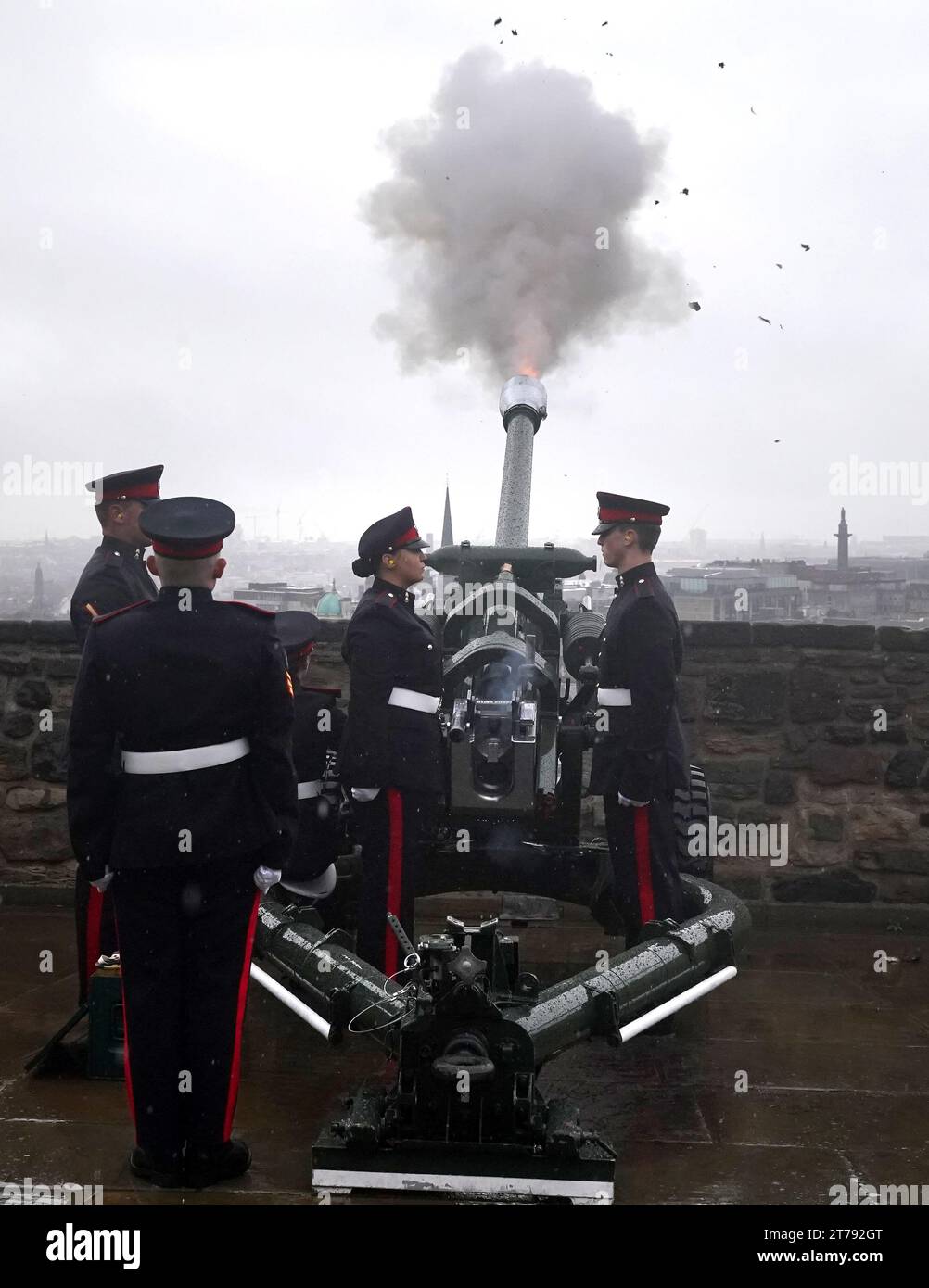 16 Regiment Royal Artillery fire a 21 Gun salute at Edinburgh Castle to ...