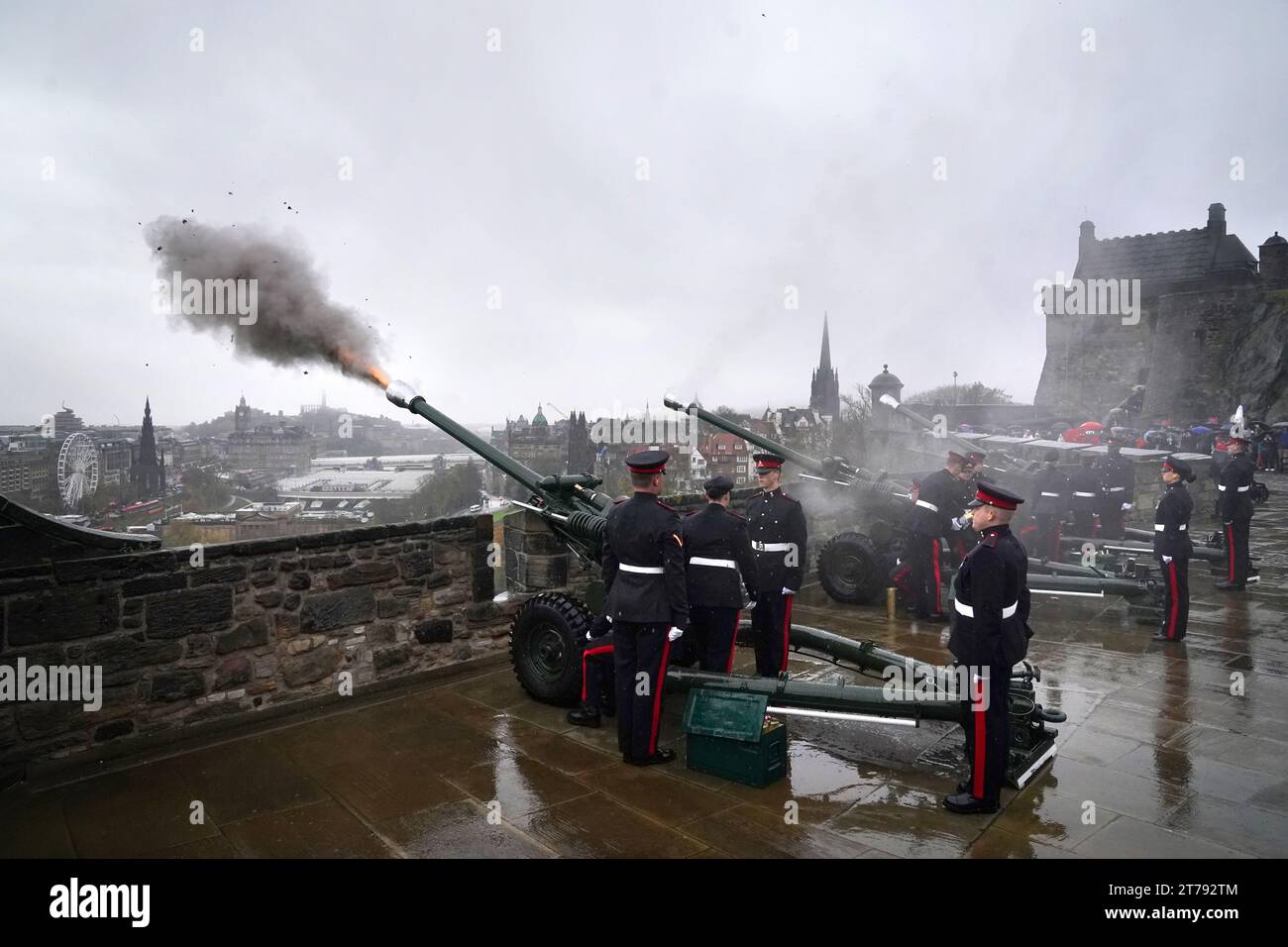 16 Regiment Royal Artillery fire a 21 Gun salute at Edinburgh Castle to ...
