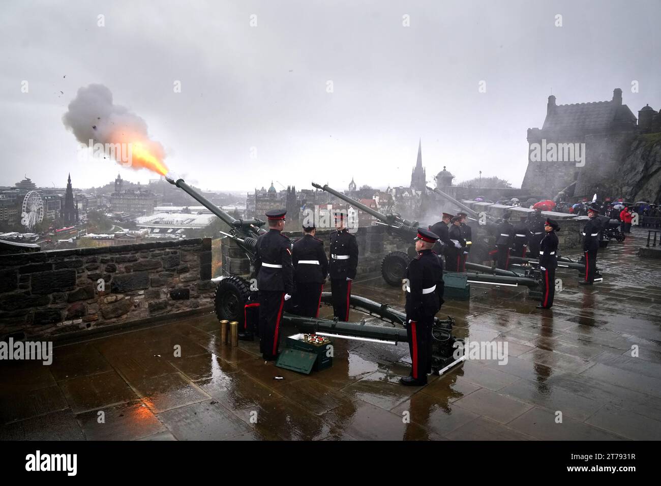 16 Regiment Royal Artillery fire a 21 Gun salute at Edinburgh Castle to ...