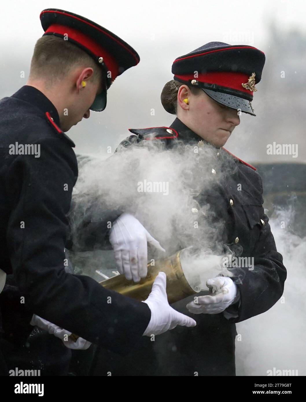 16 Regiment Royal Artillery fire a 21 Gun salute at Edinburgh Castle to ...