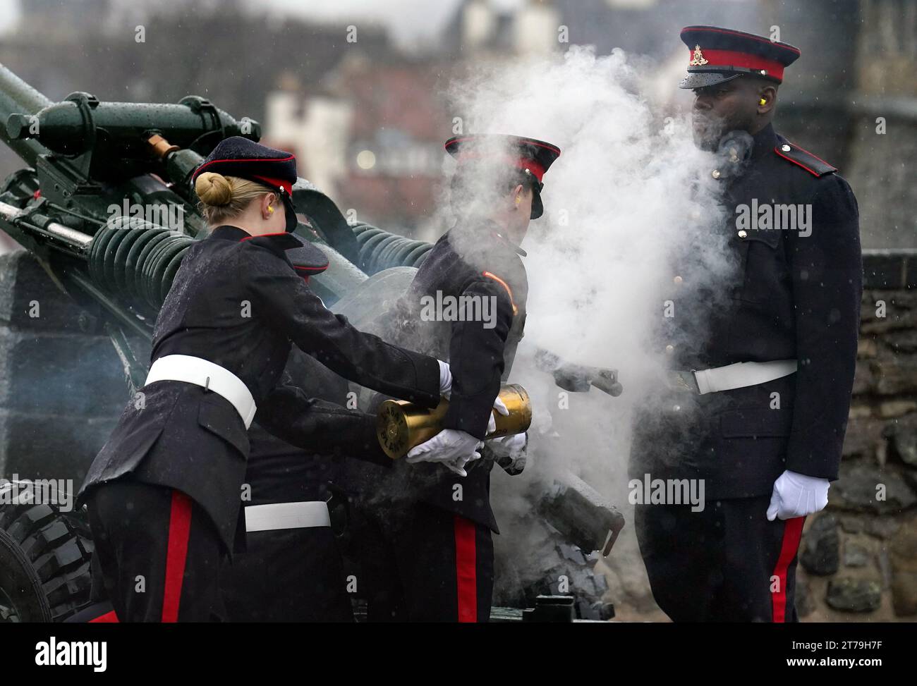 16 Regiment Royal Artillery fire a 21 Gun salute at Edinburgh Castle to ...